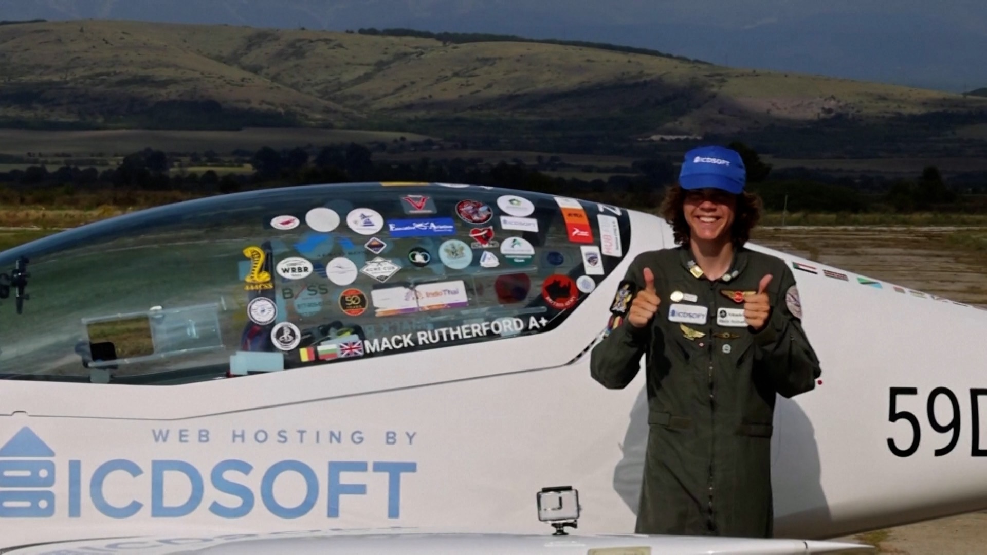 17-Year-Old Pilot Sets Round-the-World Solo Flight Record - TaiwanPlus