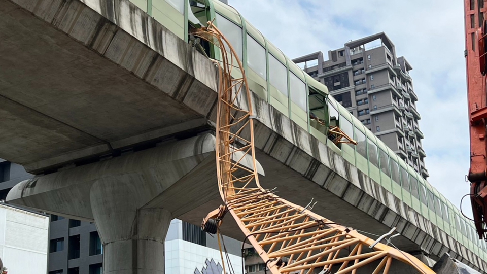 Taichung MRT Criticized for Response to Crane Collapse - TaiwanPlus