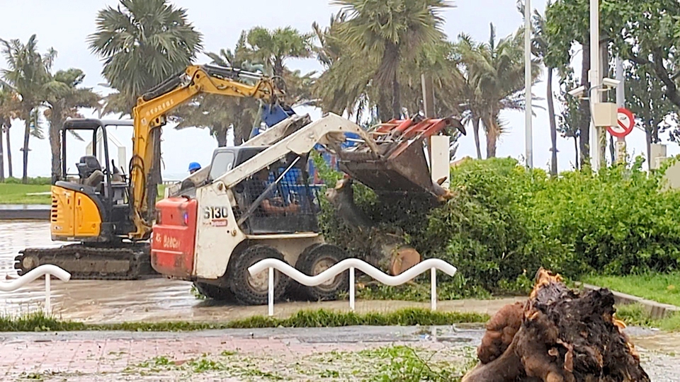 People in Kaohsiung Are Cleaning Up After Typhoon Haikui - TaiwanPlus